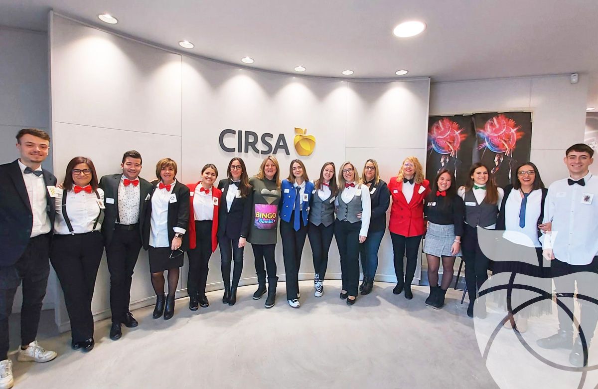 Los trabajadores de CIRSA se llenan de purpurina para celebrar CARNAVAL